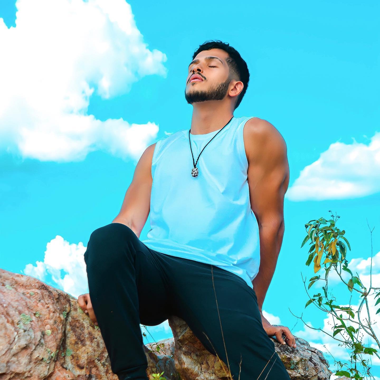 Breno Vuchman Releases Electrifying Pop Song “EU VIM DO INTERIOR” | Illustrate Magazine